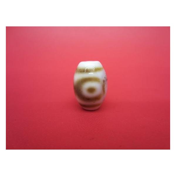 【チベット天珠】三眼天珠☆商品情報☆長さ：約20mm直径：約Φ15mm穴サイズ：約Φ2mm中国・チベット天珠※照明等の関係で実際の色と多少イメージが異なる場合がありますのでご了承ください。 ※こちらは一点物ですので、画像の商品のお届けとなり...