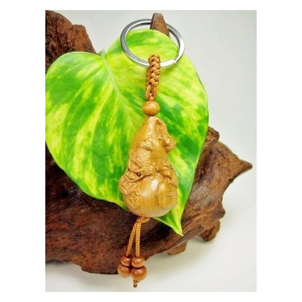 【キーホルダー】桃木☆商品情報☆縦：約45mm直径：約Φ25mm原産地：ベトナム加工：中国浙江省・普陀山※形状やサイズのばらつき、表面にキズや凹み等があります。※照明等の関係で実際の色と多少イメージの異なる場合もございます。予めご了承くださ...