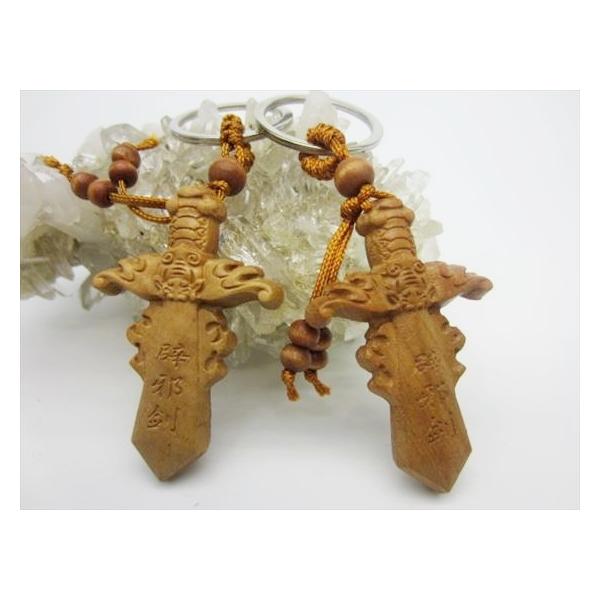 【キーホルダー】桃木☆商品情報☆縦：約55mm幅：約38mm厚さ：約10mm原産地：ベトナム加工：中国浙江省・普陀山※形状やサイズのばらつき、表面にキズや凹み等があります。※商品は選べませんのでご了承ください。※照明等の関係で実際の色と多少...