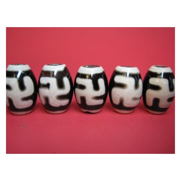 【チベット天珠】万字天珠☆商品情報☆長さ：約16mm±0.5mm直径：約12mm±0.5mm穴サイズ：約Φ2±0.2mm中国・チベット天珠※形状やサイズのばらつき、表面や穴周りにキズや凹み等がある場合があります。穴が真っすぐでなかったり、変...