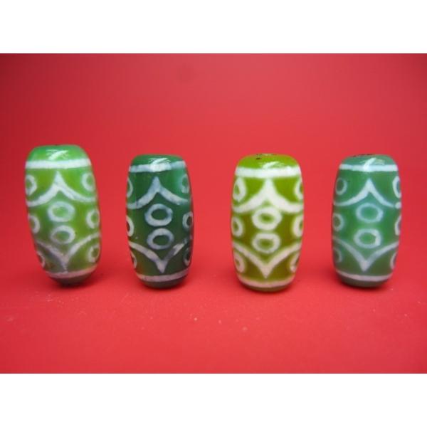 【チベット天珠】十五眼天珠商品情報直径：Φ19±0.2mm厚さ：10±0.2mm穴サイズ：約Φ2mm中国・チベット天珠※形状やサイズのばらつき、表面や穴周りにキズや凹み等がある場合があります。穴が真っすぐでなかったり、変形している場合があり...