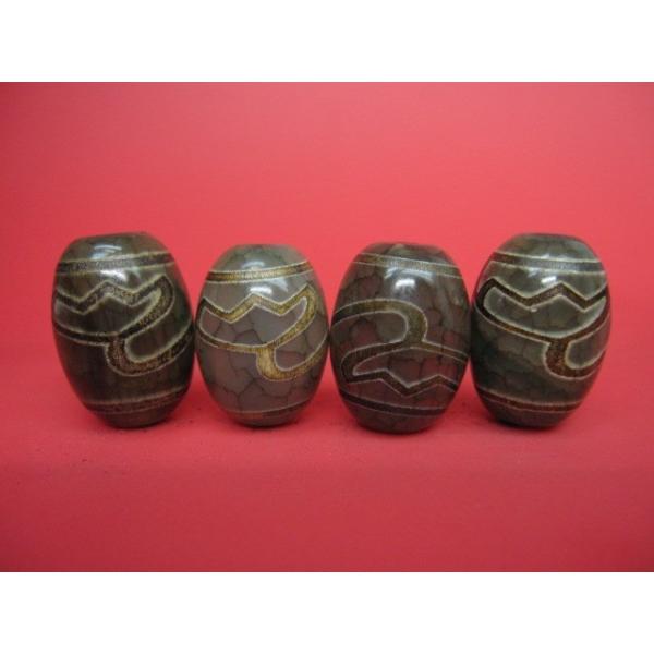 【チベット天珠】水蓮花天珠☆商品情報☆直径：約Φ22±0.5mm長さ：約16±0.5mm穴サイズ：Φ2.2±0.2mm中国・チベット天珠※形状・サイズのばらつき、表面や穴周りに傷や凹みがある場合があります。※照明等の関係で実際の色と多少イメ...