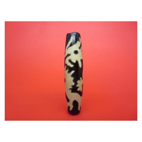 【チベット天珠】☆商品情報☆長さ：約58mm直径：約Φ13mm穴サイズ：約Φ2mm中国・チベット天珠※先端部分に小傷があります。※照明等の関係で実際の色と多少イメージが異なる場合がありますのでご了承ください。 ※こちらは一点物ですので、画像...