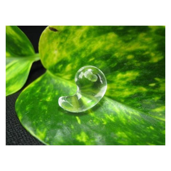 【勾玉】水晶☆商品情報☆縦：約19±1mm横：約13±1mm厚さ：約8±1mm穴サイズ：約2.2±0.2mm原産地：ブラジル※形状やサイズのばらつき、表面や穴周りにキズや凹み等があります。クラックやインクルージョン等が目立ちます。※照明等の...