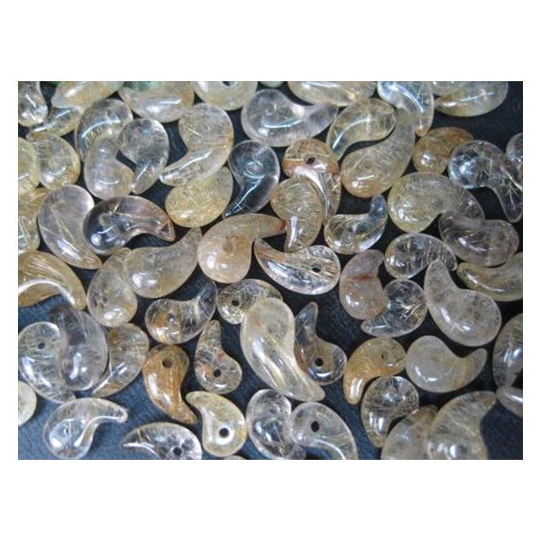 【勾玉】 ルチルクォーツ☆商品情報☆縦：9-17mm横：5.5-9mm厚さ：4-8mm穴サイズ：Φ1.2±0.2mm原産地：ブラジル※幅、厚さは選べません。ご理解いただいた上ご注文下さいますようお願いいたします。※形状やサイズのばらつき、表...