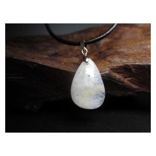 【ペンダントトップ】ブルームーンストーン☆商品情報☆縦：約22mm横：約15mm厚さ：約6mm重さ：約3g原産地：マダガスカル留め具部分：銅にメッキ加工ネックレス紐は付きません。※照明等の関係で実際の色と多少イメージが異なる場合がありますの...