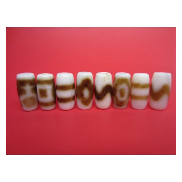 【チベット天珠】バラエティミックス ☆商品情報☆長さ：20±0.5mm直径：Φ10±0.5mm穴サイズ：約Φ2mm中国・チベット天珠※形状やサイズのばらつき、表面や穴周りにキズや凹み等があります。穴が真っすぐでなかったり、変形している場合が...