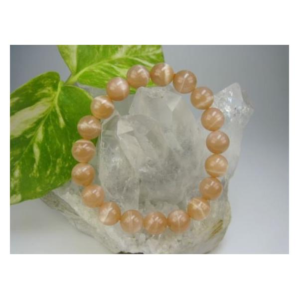 【ブレスレット】オレンジムーンストーン☆商品情報☆石サイズ：Φ10±0.2mm粒数：19粒重さ：約27g手首周り：約18cm原産地：マダガスカル※形状やサイズのばらつき、表面や穴周りにキズや凹み等があります。また、クラックやインクルージョン...