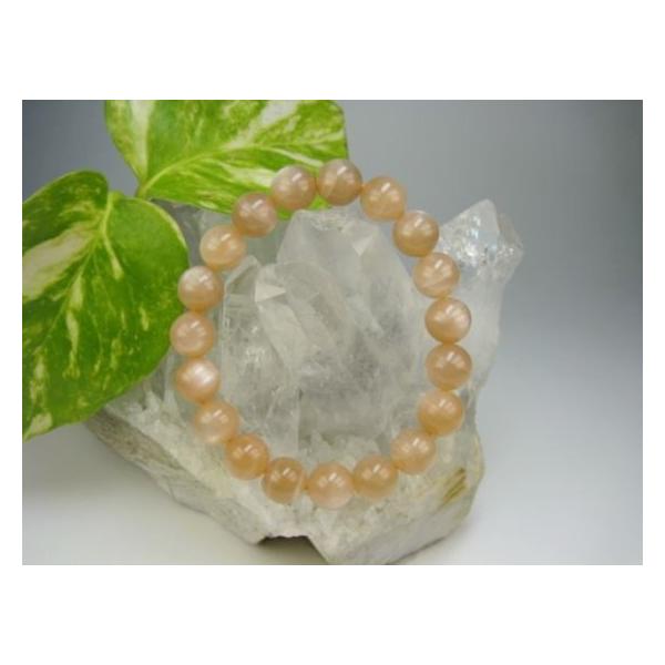 【ブレスレット】オレンジムーンストーン☆商品情報☆石サイズ：Φ10±0.2mm粒数：19粒重さ：約27g手首周り：約18cm原産地：マダガスカル※形状やサイズのばらつき、表面や穴周りにキズや凹み等があります。また、クラックやインクルージョン...