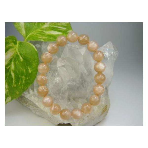 【ブレスレット】オレンジムーンストーン☆商品情報☆石サイズ：Φ10±0.2mm粒数：19粒重さ：約27g手首周り：約18cm原産地：マダガスカル※形状やサイズのばらつき、表面や穴周りにキズや凹み等があります。また、クラックやインクルージョン...