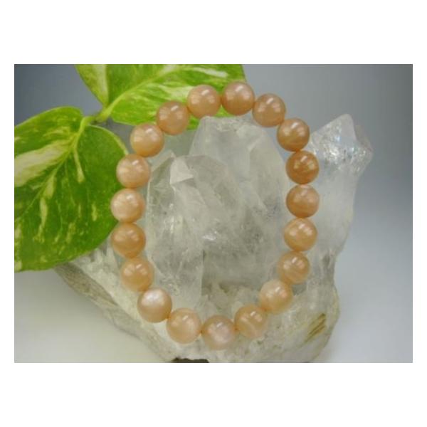 【ブレスレット】オレンジムーンストーン☆商品情報☆石サイズ：Φ10±0.2mm粒数：19粒重さ：約27g手首周り：約18cm原産地：マダガスカル※形状やサイズのばらつき、表面や穴周りにキズや凹み等があります。また、クラックやインクルージョン...