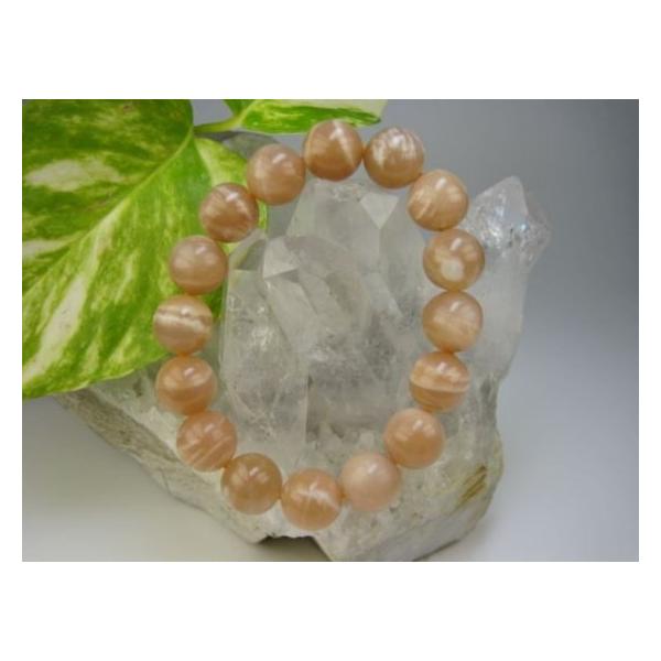 【ブレスレット】オレンジムーンストーン☆商品情報☆石サイズ：Φ12±0.2mm粒数：16粒重さ：約37g手首周り：約17cm原産地：マダガスカル※形状やサイズのばらつき、表面や穴周りにキズや凹み等があります。また、クラックやインクルージョン...