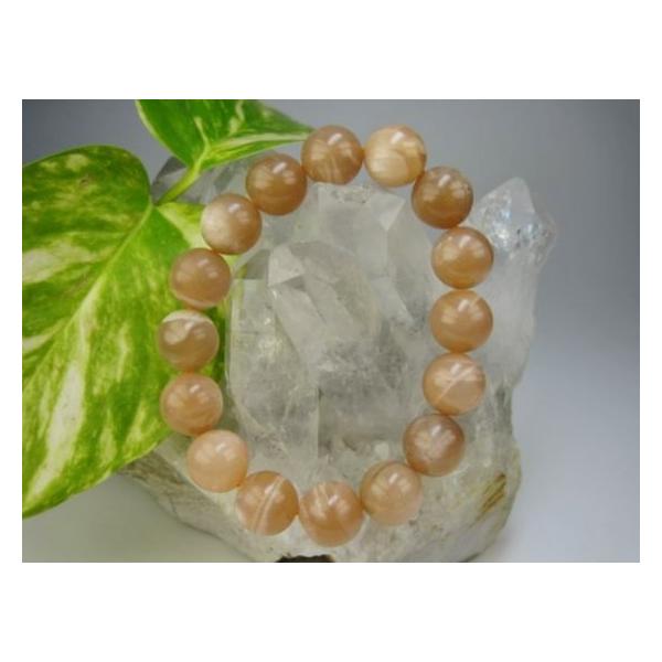 【ブレスレット】オレンジムーンストーン☆商品情報☆石サイズ：Φ12±0.2mm粒数：16粒重さ：約38g手首周り：約17cm原産地：マダガスカル※形状やサイズのばらつき、表面や穴周りにキズや凹み等があります。また、クラックやインクルージョン...