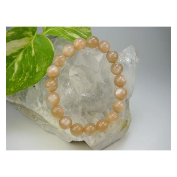 【ブレスレット】オレンジムーンストーン☆商品情報☆石サイズ：Φ10±0.2mm粒数：19粒重さ：約27g手首周り：約18cm原産地：マダガスカル※形状やサイズのばらつき、表面や穴周りにキズや凹み等があります。また、クラックやインクルージョン...