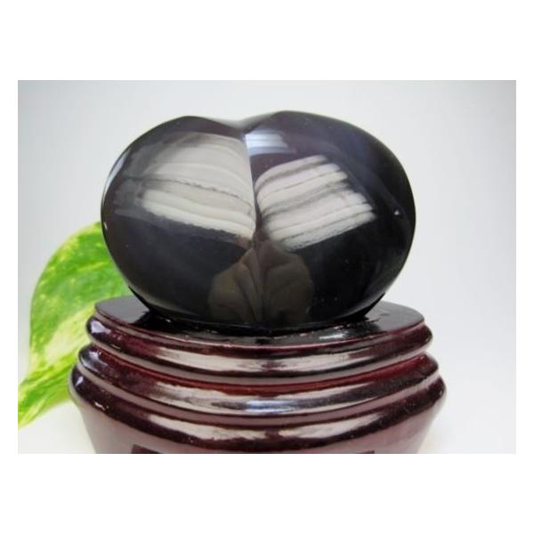 【原石】レインボーオブシディアン☆商品情報☆縦：約70mm幅：約88mm厚さ：約32mm（原石のみのサイズです。）重さ：約429g（台座込）原産地：メキシコ※原石の為、キズや割れ、欠け等があります。※照明等の関係で実際の色と多少イメージの異...