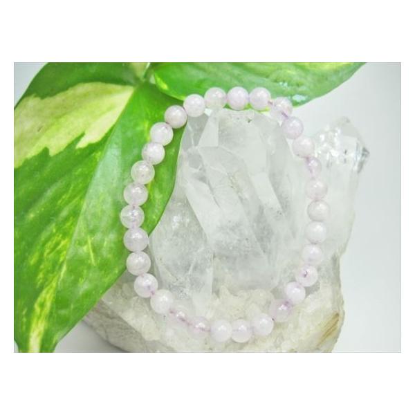 【ブレスレット】ラベンダーアメジスト☆商品情報☆粒の大きさ：約Φ6±0.2mm粒の数：30粒手首回り：約16cm原産地：ブラジル※1本1本模様の出方、配色が違いますので、ご了承ください。※小キズ、サイズのばらつきがございます。サイズや色の指...