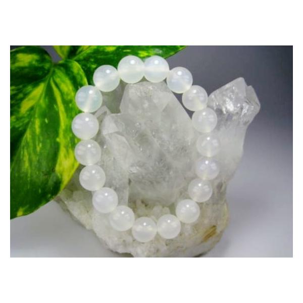 【ブレスレット】ホワイトアゲート☆商品情報☆石サイズ：Φ10.5±0.5mm粒数：18-19粒手首周り：約16cm原産地：ブラジル※表面や穴周りにキズや凹み等があります。色味や模様等のご指定はできませんのでご了承ください。※照明等の関係で実...