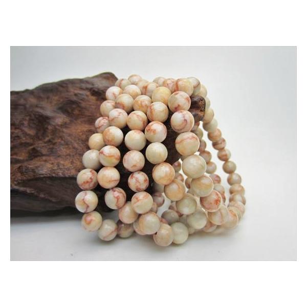 【ブレスレット】鶏血石☆商品情報☆石サイズ：Φ8.2±0.2mm粒数：約23粒手首周り：約17cm原産地：中国※形状やサイズのばらつき、表面や穴周りにキズや凹み等があります。※商品は選べませんのでご了承ください。※照明等の関係で実際の色と多...