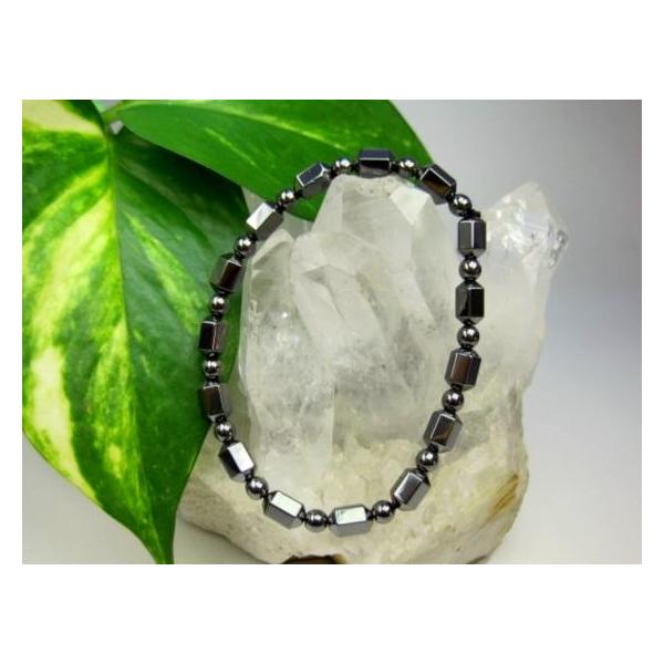 【ブレスレット】ヘマタイト☆商品情報☆石サイズ：約Φ5×8mm×15粒・約Φ4.5mm×15粒手首周り：約16.5cm原産地：中国※こちらは磁気なしタイプの商品となります。※形状やサイズのばらつき、表面や穴周りにキズや凹み等があります。※照...