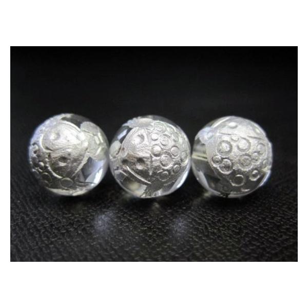 【粒売り：三脚蟾蜍（サンキャクセンジョ）】水晶☆商品情報☆石サイズ：Φ12±0.2mm穴サイズ：Φ1±0.2mm※形状やサイズのばらつき、表面や穴周りにキズや凹み等があります。彫りやペイントにムラ等がありますのでご了承ください。また、穴が真...