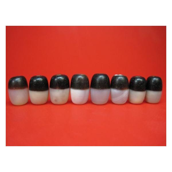 【チベット高級至純天珠】黒白天珠商品情報長さ：15±1mm直径：Φ10±1mm穴サイズ：Φ2±0.2mm中国・チベット天珠※透け感があり、模様のはっきりしないものが多く含まれます。また、形状・サイズのばらつきやゆがみ、表面や穴周りにキズがあ...