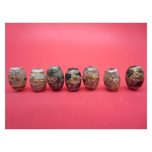 【チベット高級龍紋天珠】龍神天珠☆商品情報☆長さ：約14±1mm直径：約Φ10±1mm穴サイズ：約Φ1.5mm中国・チベット天珠※形状やサイズのばらつき、表面や穴周りのキズや凹み、穴の変形や位置ずれ等があります。※商品は選べませんのでご了承...