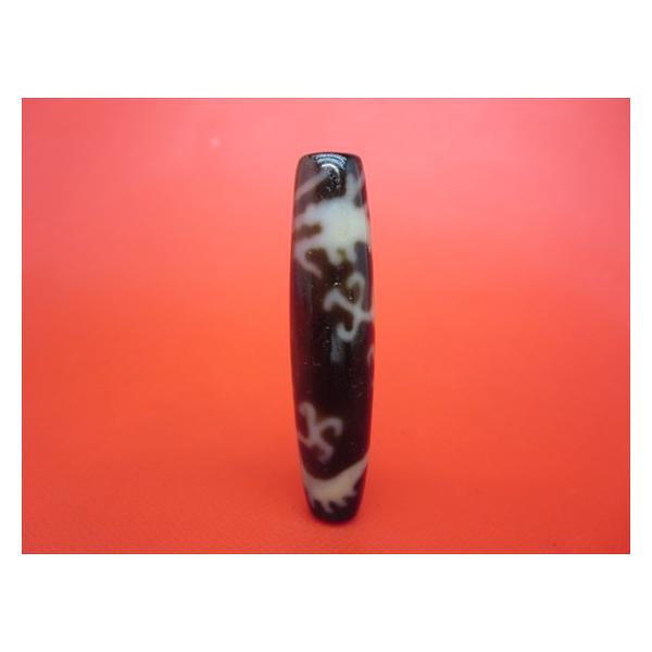 【チベット高級至純天珠】☆商品情報☆長さ：約58mm直径：約Φ13mm穴サイズ：約Φ2mm中国・チベット天珠※照明等の関係で実際の色とは多少イメージが異なる場合もありますのでご了承ください。※こちらは一点物ですので、画像の商品のお届けとなり...