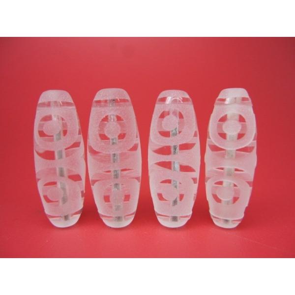 【チベット水晶天珠】三眼天珠☆商品情報☆長さ：30±1mm直径：Φ11±1mm穴サイズ：Φ1.8±0.2mm水晶：ブラジル加工：チベット※形状やサイズのばらつき、表面や穴周りにキズや凹み等があります。穴が真っすぐでなかったり、変形している場...