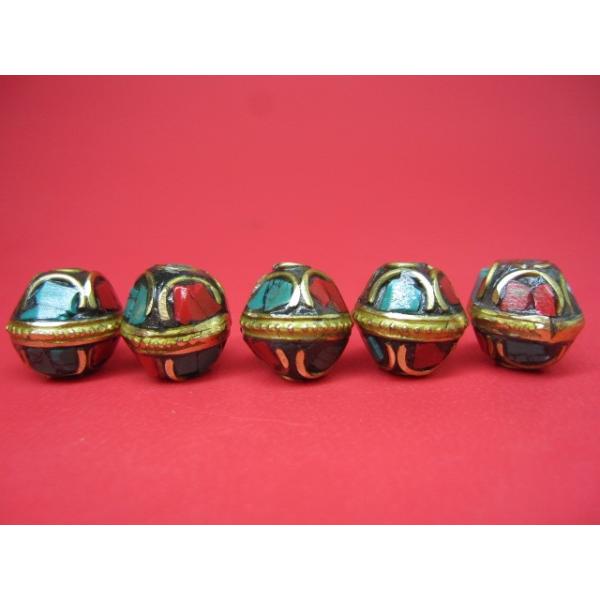 【粒売り】チベットアンティークビーズ☆商品情報☆縦：11±1mm幅：12±1mm穴サイズ：約Φ0.5mm材質：銅・ターコイズ・珊瑚原産地：チベット青い部分にはターコイズ、赤い部分には珊瑚が使用されています。アンティークですのでキズや欠け、変...