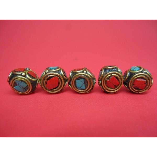 【粒売り】チベットアンティークビーズ縦：約11±0.5mm幅：約8.5±0.5mm穴サイズ：約Φ0.5mm材質：銅・ターコイズ・珊瑚原産地：チベット青い部分にはターコイズ、赤い部分には珊瑚が使用されています。アンティークですのでキズや欠け、...