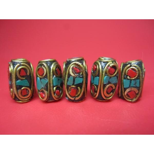 【粒売り】チベットアンティークビーズ縦：約14±0.5mm幅：約8±0.5mm穴サイズ：約Φ0.5mm材質：銅・ターコイズ・珊瑚原産地：チベット青い部分にはターコイズ、赤い部分には珊瑚が使用されています。アンティークですのでキズや欠け、変色...
