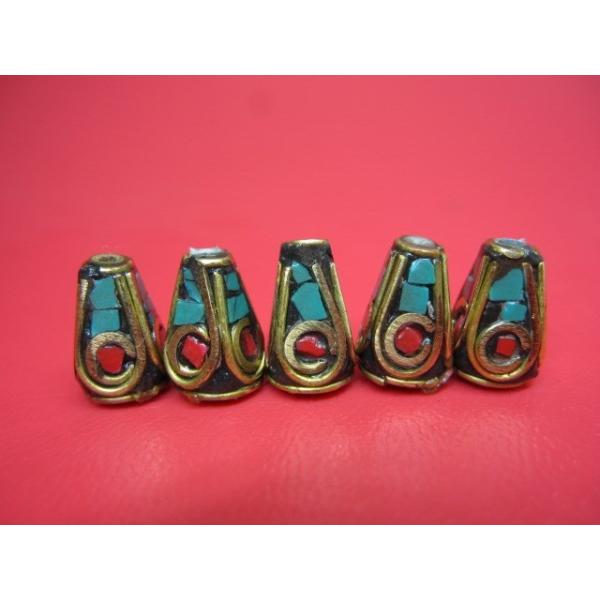 【粒売り】チベットアンティークビーズ縦：約12±0.5mm幅：約8±0.5mm穴サイズ：約Φ0.5mm材質：銅・ターコイズ・珊瑚原産地：チベット青い部分にはターコイズ、赤い部分には珊瑚が使用されています。アンティークですのでキズや欠け、変色...