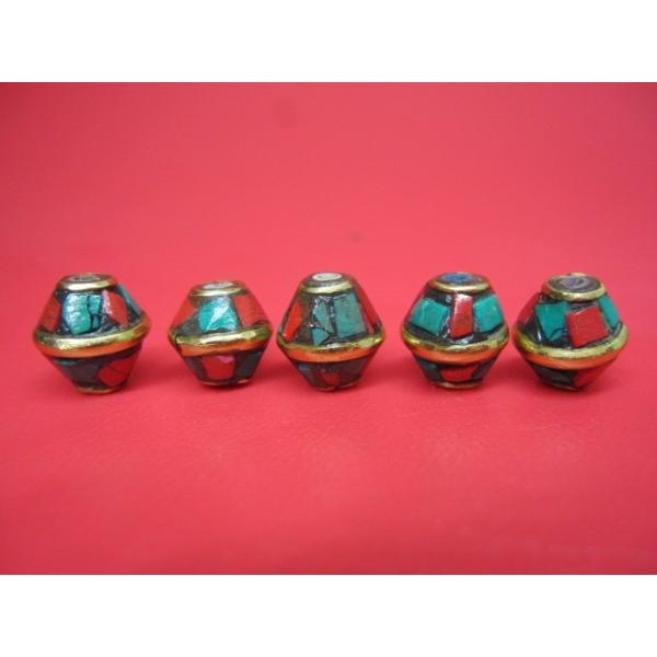 【粒売り】チベットアンティークビーズ縦：約10±0.5mm幅：約10±0.5mm穴サイズ：約Φ0.5mm材質：銅・ターコイズ・珊瑚原産地：チベット青い部分にはターコイズ、赤い部分には珊瑚が使用されています。アンティークですのでキズや欠け、変...