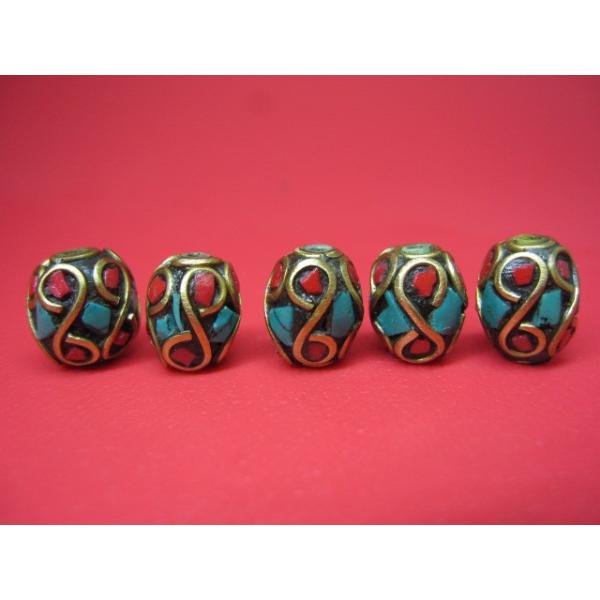 【粒売り】チベットアンティークビーズ縦：約10±0.5mm幅：約8.5±0.5mm穴サイズ：約Φ0.5mm材質：銅・ターコイズ・珊瑚原産地：チベット青い部分にはターコイズ、赤い部分には珊瑚が使用されています。アンティークですのでキズや欠け、...