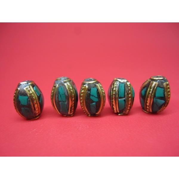 【粒売り】チベットアンティークビーズ縦：約12±0.5mm幅：約8±0.5mm穴サイズ：約Φ0.5mm材質：銅・ターコイズ原産地：チベット青い部分にはターコイズが使用されています。アンティークですのでキズや欠け、変色等があります。※材質上、...