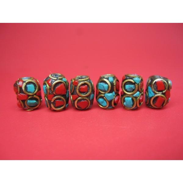 【粒売り】チベットアンティークビーズ縦：約12±0.5mm幅：約8.5±0.5mm穴サイズ：約Φ0.5mm材質：銅・ターコイズ・珊瑚原産地：チベット青い部分にはターコイズ、赤い部分には珊瑚が使用されています。アンティークですのでキズや欠け、...
