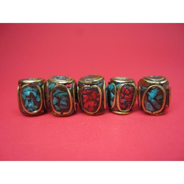 【粒売り】チベットアンティークビーズ縦：約10mm幅：約10mm穴サイズ：約Φ0.5mm材質：銅・ターコイズ・珊瑚原産地：チベット青い部分にはターコイズ、赤い部分には珊瑚が使用されています。アンティークですのでキズや欠け、変色等があります。...