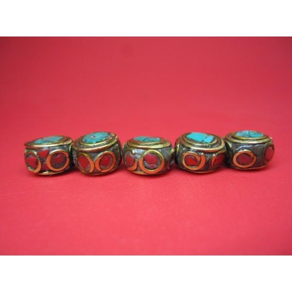 【粒売り】チベットアンティークビーズ縦：約10±0.5mm幅：約7±0.5mm穴サイズ：約Φ0.5mm材質：銅・ターコイズ・珊瑚原産地：チベット青い部分にはターコイズ、赤い部分には珊瑚が使用されています。アンティークですのでキズや欠け、変色...