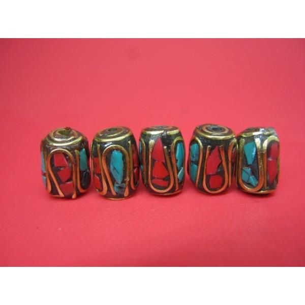 【粒売り】チベットアンティークビーズ縦：約11.5±0.5mm幅：約8.5±0.5mm穴サイズ：約Φ0.5mm材質：銅・ターコイズ・珊瑚原産地：チベット青い部分にはターコイズ、赤い部分には珊瑚が使用されています。アンティークですのでキズや欠...
