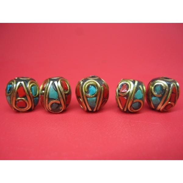 【粒売り】チベットアンティークビーズ縦：約10.5±0.5mm幅：約9.2±0.5mm穴サイズ：約Φ0.5mm材質：銅・ターコイズ・珊瑚原産地：チベット青い部分にはターコイズ、赤い部分には珊瑚が使用されています。アンティークですのでキズや欠...
