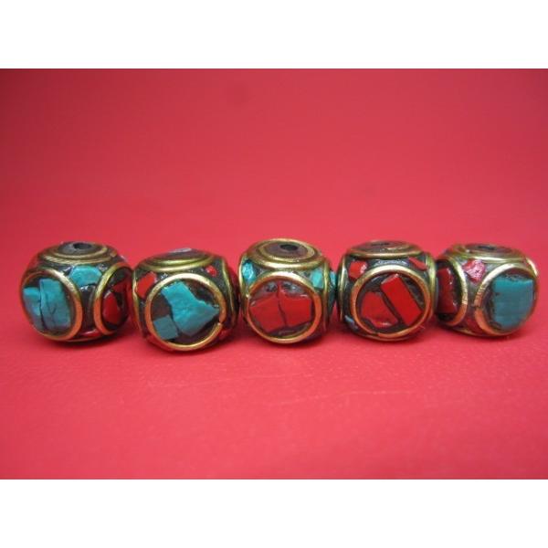 【粒売り】チベットアンティークビーズ縦：約10±0.5mm幅：約9.5±0.5mm穴サイズ：約Φ0.5mm材質：銅・ターコイズ・珊瑚原産地：チベット青い部分にはターコイズ、赤い部分には珊瑚が使用されています。アンティークですのでキズや欠け、...