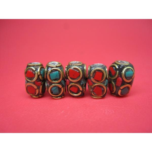 【粒売り】チベットアンティークビーズ縦：約12±0.5mm幅：約7±0.5mm穴サイズ：約Φ0.5mm材質：銅・ターコイズ・珊瑚原産地：チベット青い部分にはターコイズ、赤い部分には珊瑚が使用されています。アンティークですのでキズや欠け、変色...