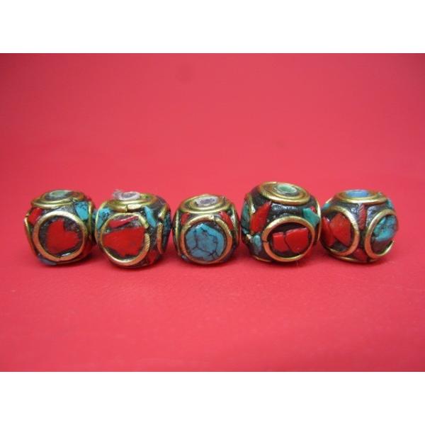 【粒売り】チベットアンティークビーズ縦：約9.3±0.5mm幅：約10.3±0.5mm穴サイズ：約Φ0.5mm材質：銅・ターコイズ・珊瑚原産地：チベット青い部分にはターコイズ、赤い部分には珊瑚が使用されています。アンティークですのでキズや欠...