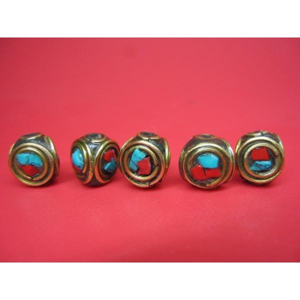 【粒売り】チベットアンティークビーズ縦：約9±0.5mm幅：約9±0.5mm穴サイズ：約Φ0.5mm材質：銅・ターコイズ・珊瑚原産地：チベット青い部分にはターコイズ、赤い部分には珊瑚が使用されています。アンティークですのでキズや欠け、変色等...