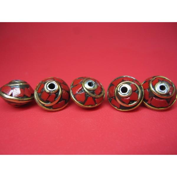 【粒売り】チベットアンティークビーズ縦：約9±1mm幅：約12±1mm穴サイズ：約Φ0.5mm材質：銅・珊瑚原産地：チベット赤い部分には珊瑚が使用されています。アンティークですのでキズや欠け、変色等があります。※材質上、形状やサイズのばらつ...