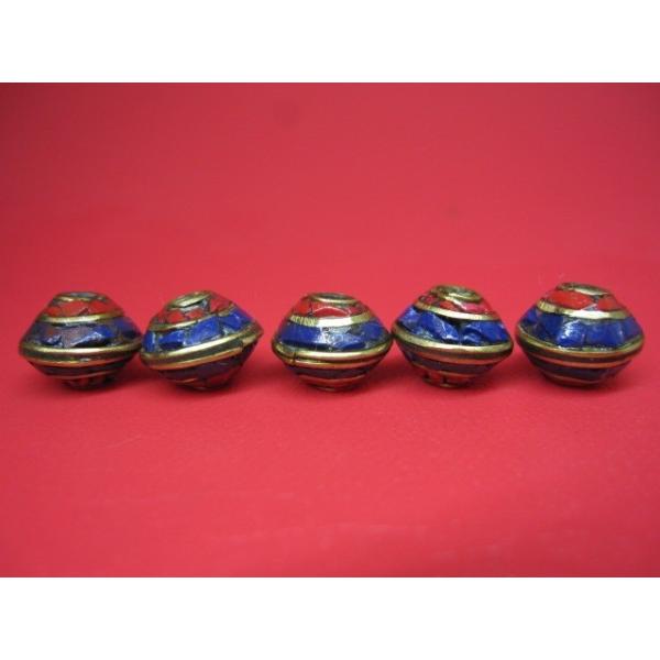 【粒売り】チベットアンティークビーズ縦：約8.5±0.5mm幅：約11.5±0.5mm穴サイズ：約Φ0.5mm材質：銅・ラピスラズリ・珊瑚原産地：チベット青い部分にはラピスラズリ・赤い部分には珊瑚が使用されています。アンティークですのでキズ...