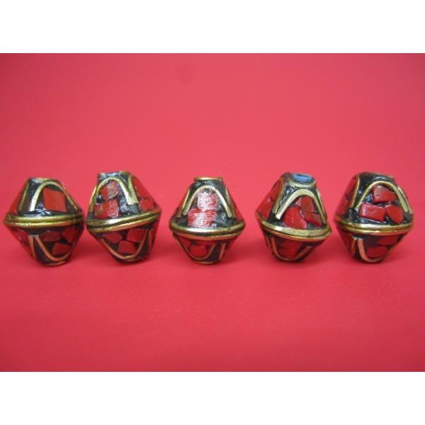 【粒売り】チベットアンティークビーズ縦：約11±0.5mm幅：約13±0.5mm穴サイズ：約Φ0.5mm材質：銅・珊瑚原産地：チベット赤い部分には珊瑚が使用されています。アンティークですのでキズや欠け、変色等があります。※材質上、形状やサイ...