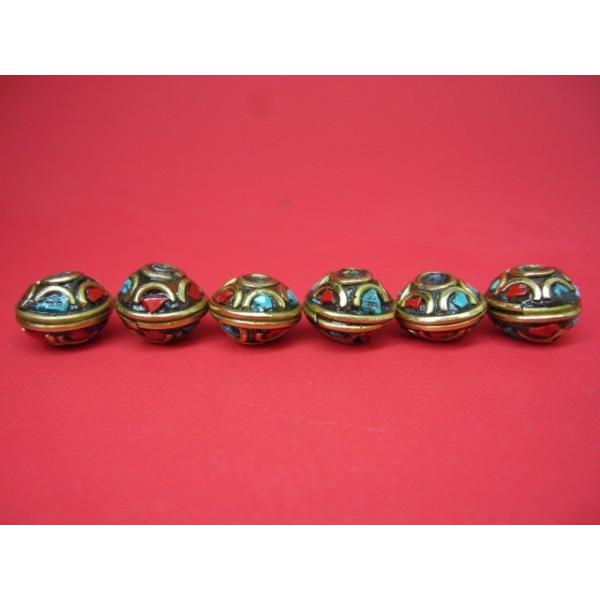 【粒売り】チベットアンティークビーズ縦：約9±0.5mm幅：約11±0.5mm穴サイズ：約Φ0.5mm材質：銅・ターコイズ・珊瑚原産地：チベット青い部分にはターコイズ、赤い部分には珊瑚が使用されています。アンティークですのでキズや欠け、変色...