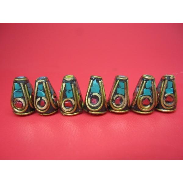 【粒売り】チベットアンティークビーズ縦：約12±0.5mm幅：約8±0.5mm穴サイズ：約Φ0.5mm材質：銅・ターコイズ・珊瑚原産地：チベット青い部分にはターコイズ、赤い部分には珊瑚が使用されています。アンティークですのでキズや欠け、変色...
