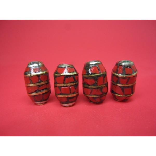 【粒売り】チベットアンティークビーズ縦：約9±0.5mm幅：約14±0.5mm穴サイズ：約Φ0.5mm材質：銅・珊瑚原産地：チベット赤い部分には珊瑚が使用されています。アンティークですのでキズや欠け、変色等があります。※材質上、形状やサイズ...